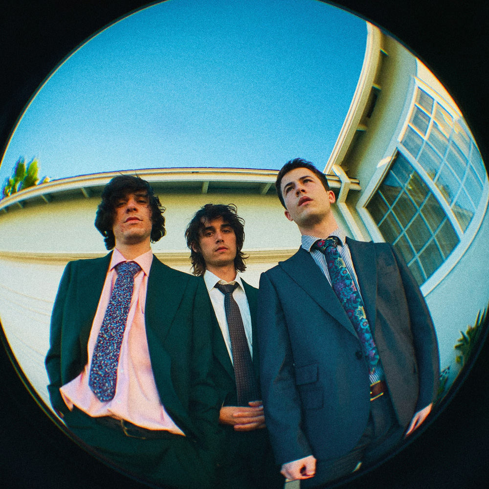 3 หนุ่ม Wallows รับความแรงของอีพีชุด Remote – The Guitar Mag